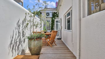 Apartamento (2 Bedrooms) | Vista para o pátio