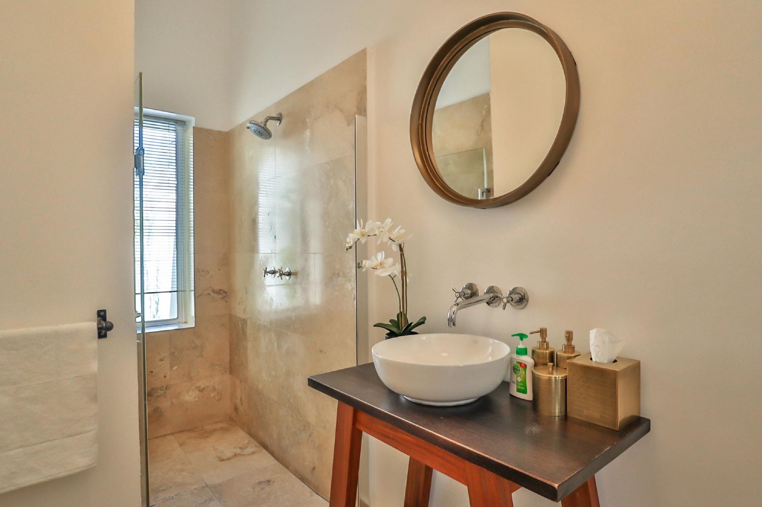 Apartamento (2 Bedrooms) | Casa de banho | Um polibã, artigos de higiene pessoal grátis, um secador de cabelo 