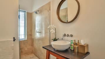 Apartamento (2 Bedrooms) | Casa de banho | Um polibã, artigos de higiene pessoal grátis, um secador de cabelo