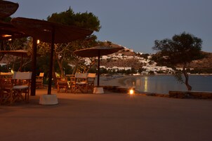 Serviço de café da manhã e almoço, vistas para a praia 