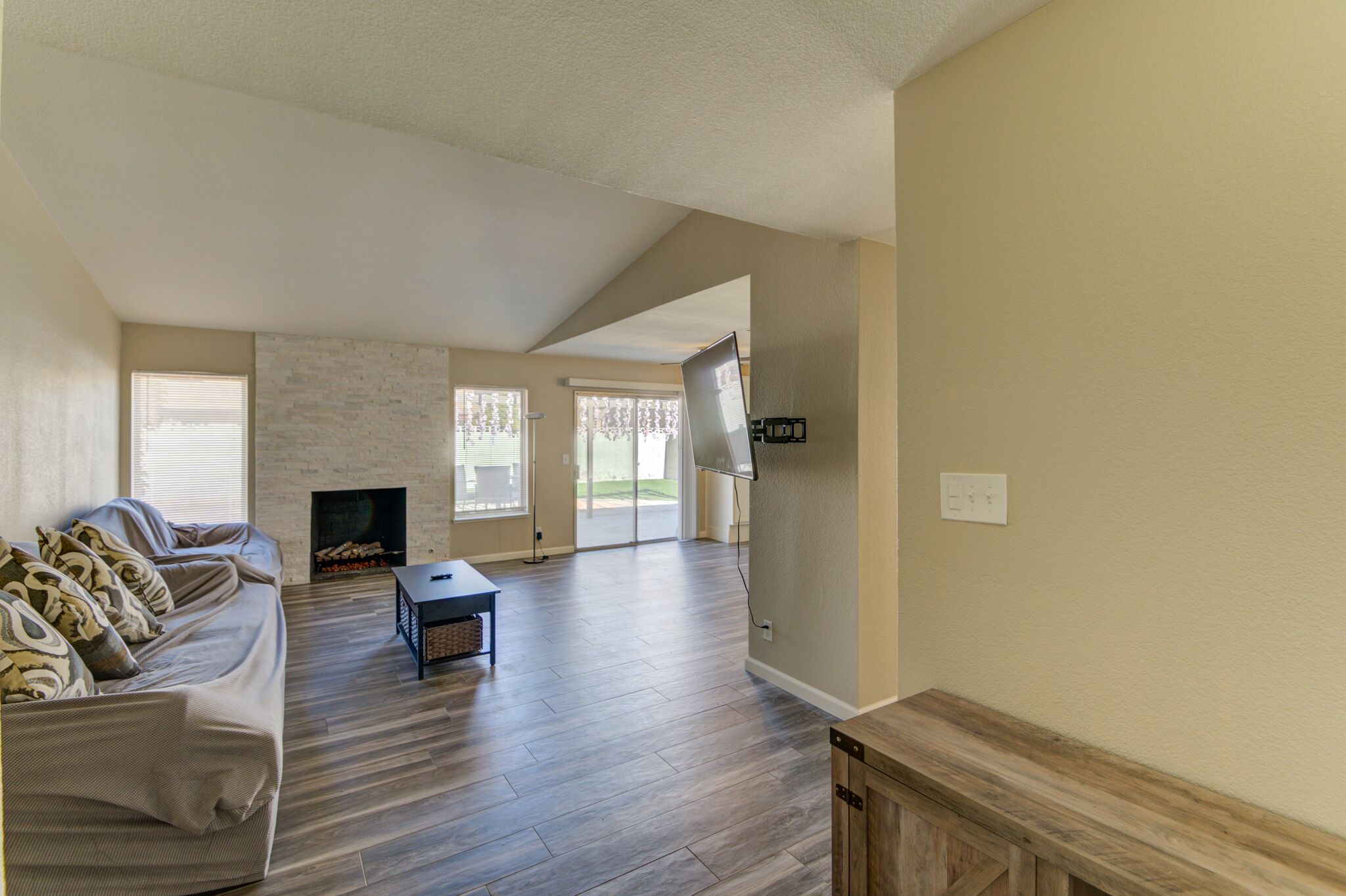 King Size Bed! Massage Chair! Ev Charger~~overhead Shower!15 Minutes From Strip! - Las Vegas, NV