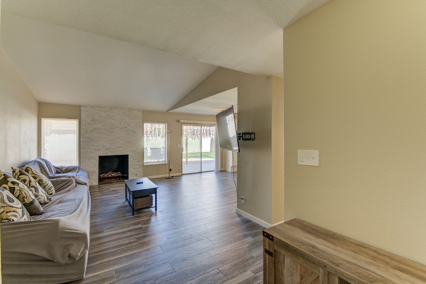 King Size Bed! Massage Chair! Ev Charger~~overhead Shower!15 Minutes From Strip! - Las Vegas