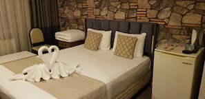 Suite-Estúdio Clássica | Roupa de alta qualidade, minibar, secretária, Wi-fi grátis