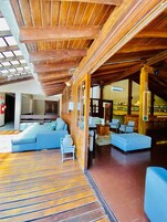 TV de tela plana 32 polegadas com canais a cabo, TV, pebolim