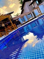 Piscina interna, piscina externa, funciona das 9h às 21h, guarda-sóis