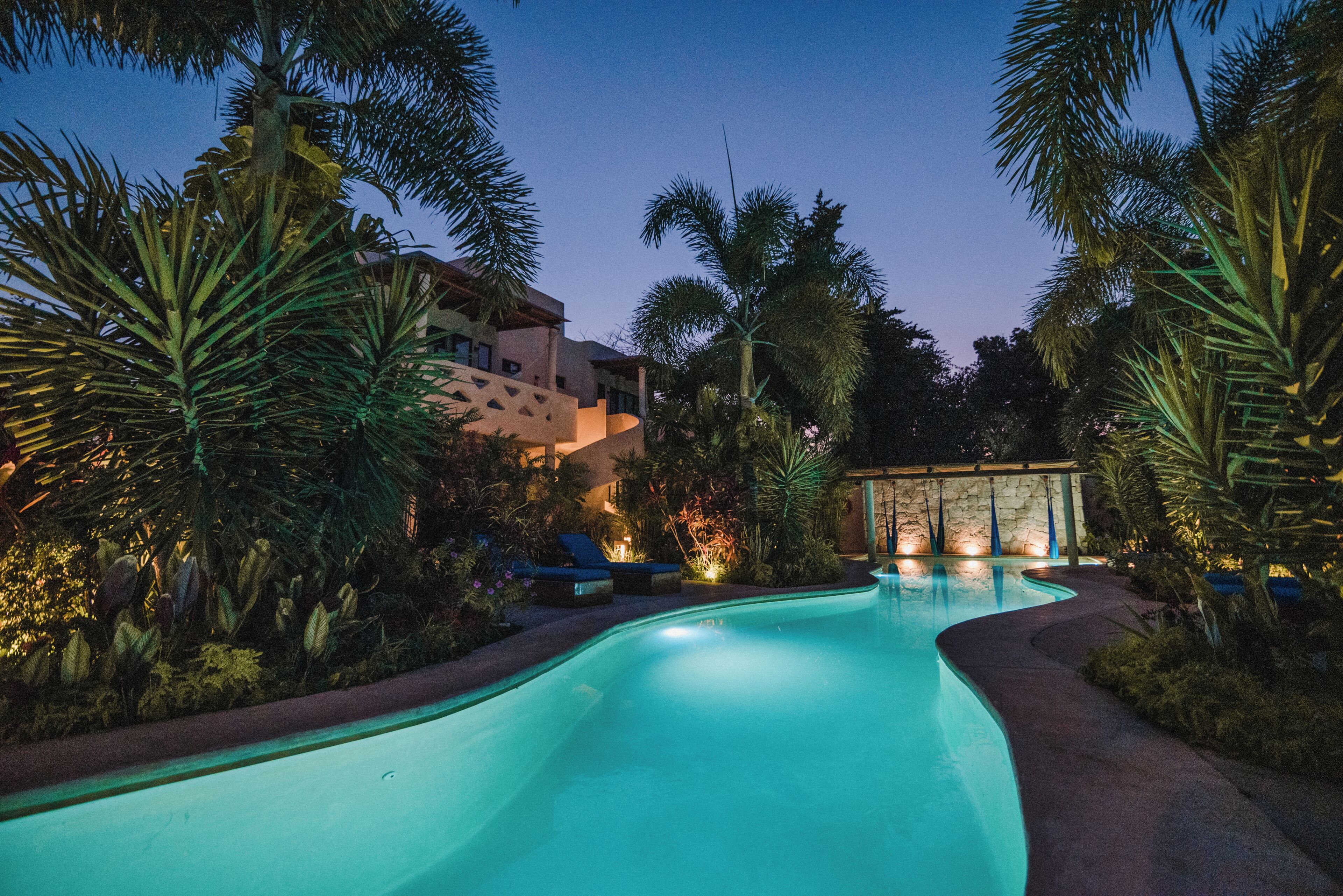 Piscina externa, funciona das 9h às 21h, espreguiçadeiras