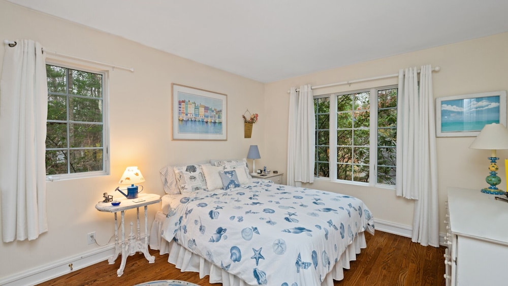 Majestic Estate On Over One Acre Of Lush Land, Beautiful Landscaping,... - Sag Harbor, NY