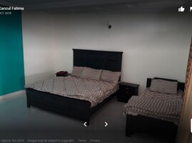 Quarto triplo standard | Ferros/tábuas de passar roupa, Wi-Fi de cortesia, roupa de cama