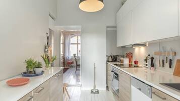 Apartamento | Cozinha privada | Um frigorífico, um forno, uma placa de cozinha