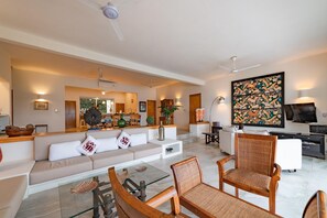 Apartamento em Condomínio Fechado, várias camas (2058 - Villas Carey Condo D1) | Sala de estar