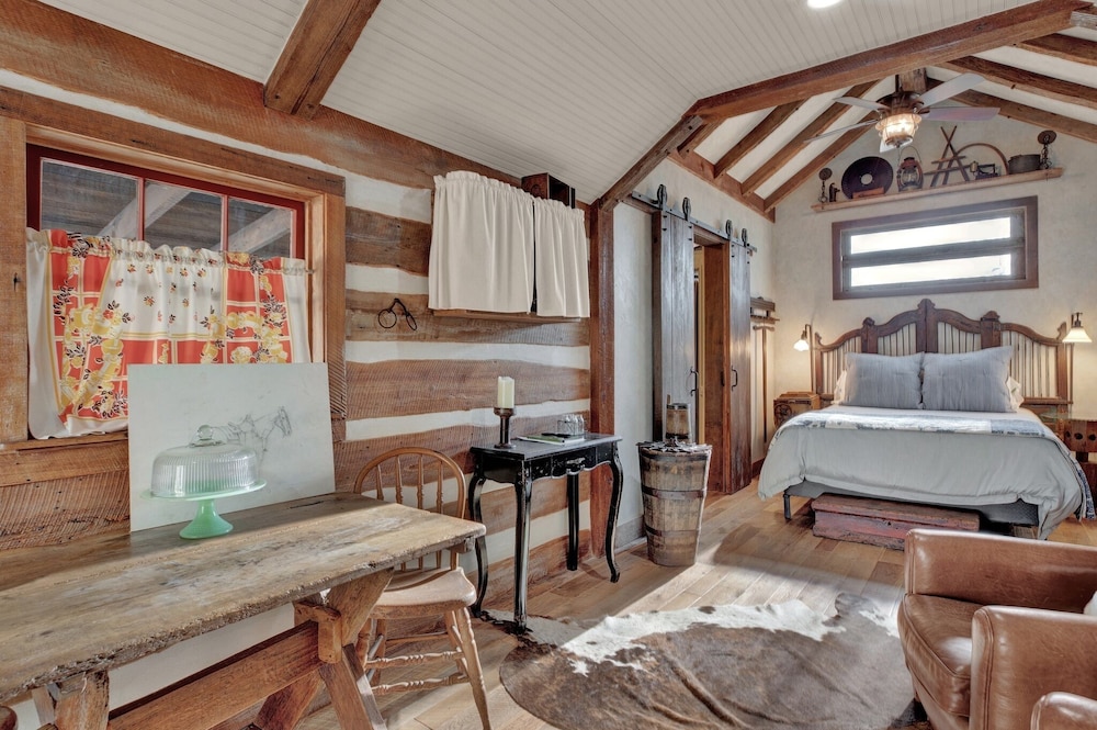 1 Block To Main Historic Cozy Cabin For 2 - Fredericksburg, TX