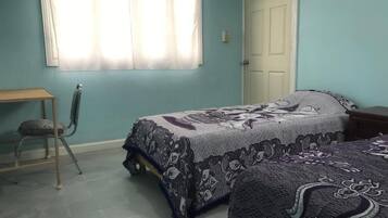 Quarto Twin Económico | Edredões de penas, ferro/tábua de engomar, Wi-fi grátis