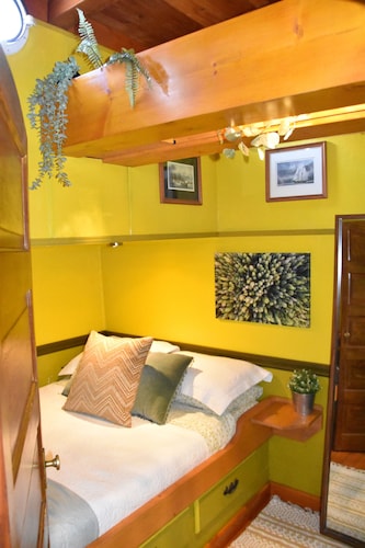 Floating Bed & Breakfast - Ucluelet
