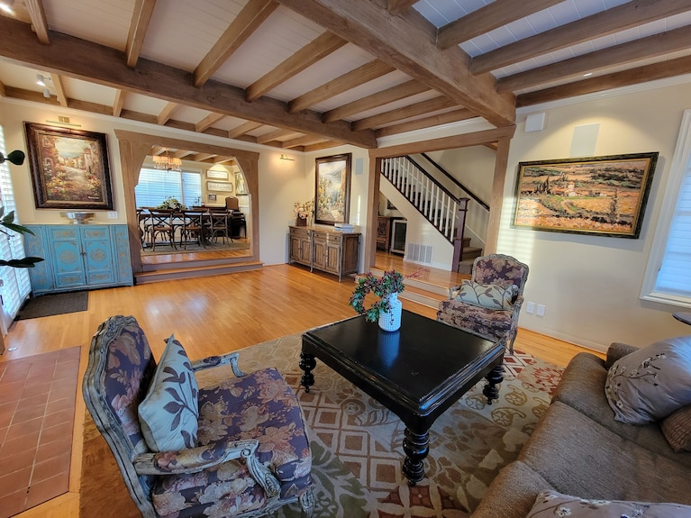 Local Cheerful 4 Bedroom Home With Outdoor Dining - Laguna Beach, CA