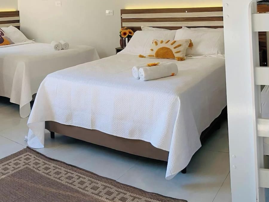 Quarto Familiar | Secretária adequada para computadores portáteis, Wi-fi grátis