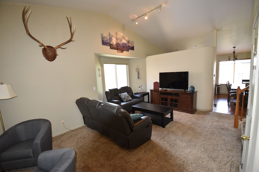 Cozy Home In Quiet Residential Neighborhood With Den And Living Room. - 손턴