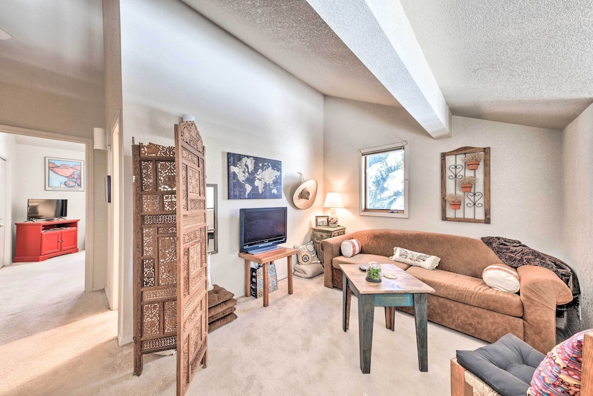 Bright Cloudcroft Condo W/ Game Room + Deck! - Cloudcroft, NM