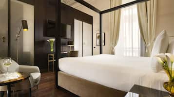 Roupas de cama premium, frigobar, escrivaninha, quartos à prova de som