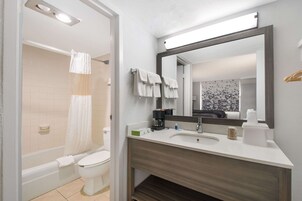 Quarto, 2 camas queen-size, não fumadores | Wi-fi grátis, roupa de cama fornecida 
