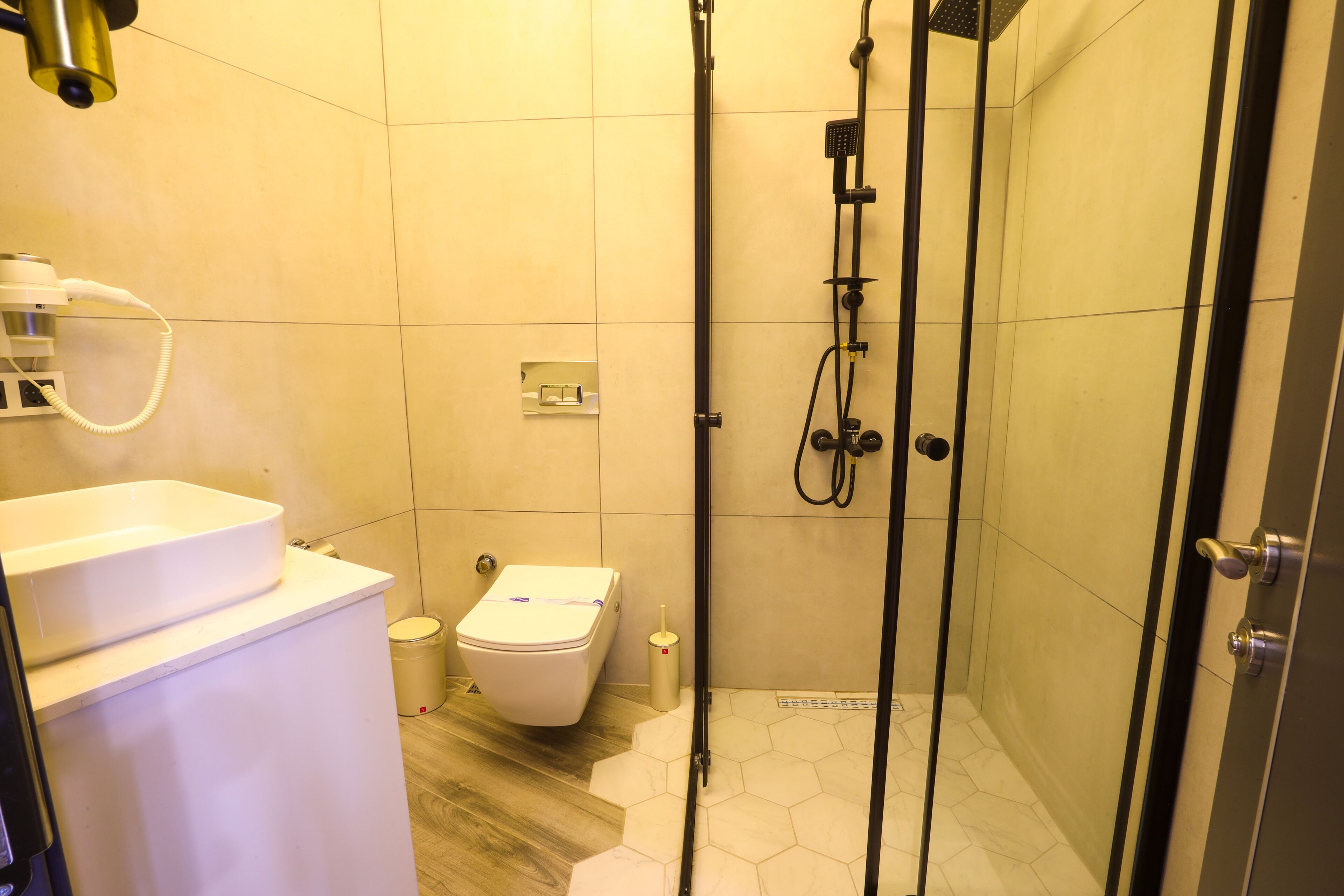 Uma casa de banho moderna com sanita, bidé e chuveiro.