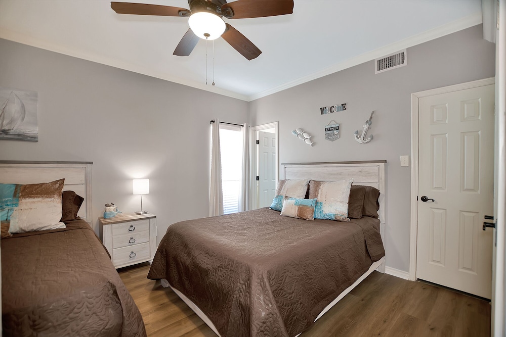 Upscale Escape On Lake Conroe In April Sound! “On Lake Time” 3-2 On First Floor! - Conroe