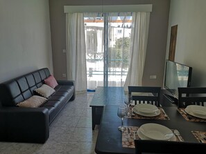 Apartamento | Sala | Televisor de 30 polegadas com canais por cabo 