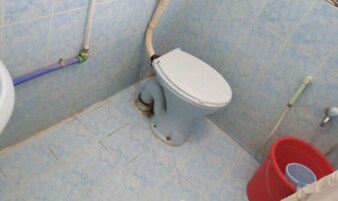 Um polibã, artigos de higiene pessoal grátis, chinelos 