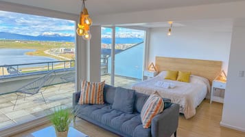 Estúdio, 1 cama Queen, sacada, vista para o canal | Área de estar | Smart TV 43 polegadas com canais a cabo, TV