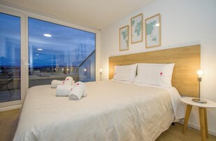 Apartamento Standard, 1 cama queen-size e sofá-cama, varanda, vista para o canal | Cofre no quarto, secretária adequada para computadores portáteis