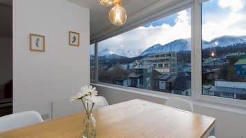 Apartamento standard, várias camas, vista para a montanha | Área de estar | Smart TV 43 polegadas com canais a cabo, TV