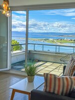 Estúdio, 1 cama Queen, sacada, vista para o canal | Área de estar | Smart TV 43 polegadas com canais a cabo, TV