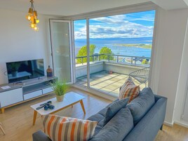 Estúdio, 1 cama Queen, sacada, vista para o canal | Área de estar | Smart TV 43 polegadas com canais a cabo, TV