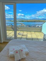 Estúdio, 1 cama Queen, sacada, vista para o canal | Cofres nos quartos, individualmente decorados