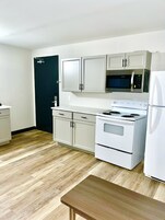 Suite Deluxe, 1 cama king-size e sofá-cama, não fumadores, cozinha | Cozinha privada | Uma cafeteira/bule 