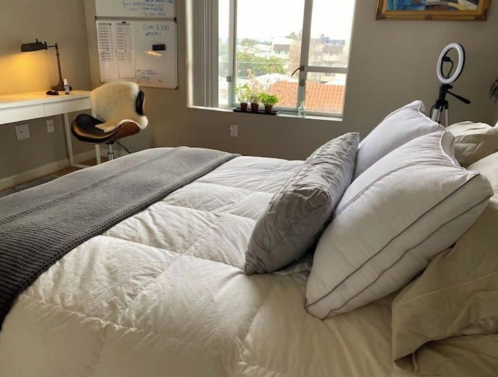 Luxury Pent House Loft Downtown Culver City. By Cozy Suites - Beverly Hills, CA