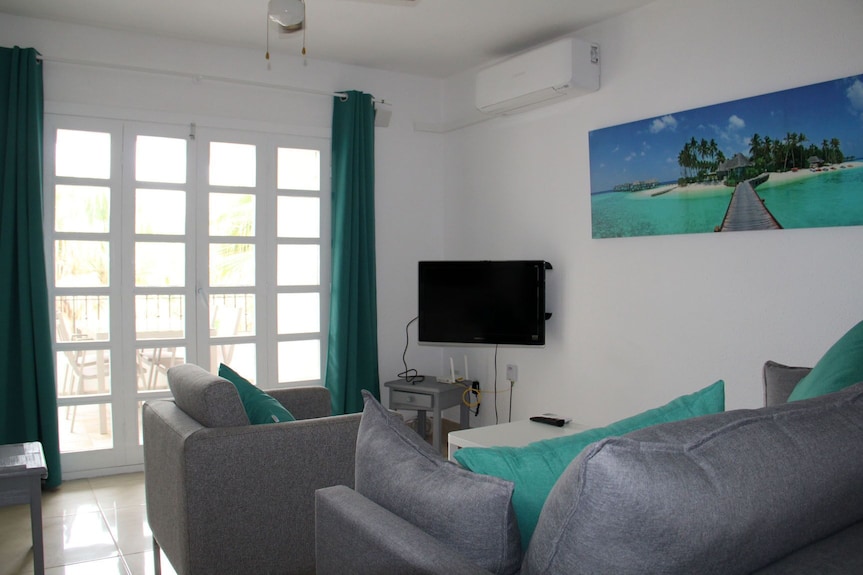 1 Bed Apt Villamartin Plaza Overlooking Communal Pool - Orihuela