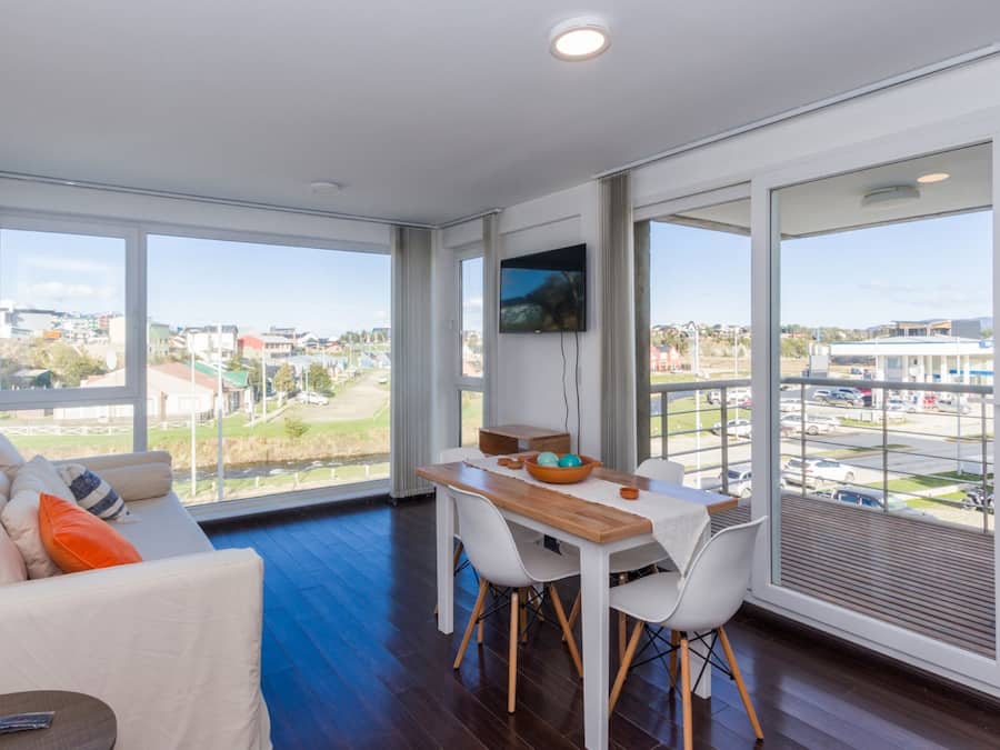 Apartamento, 1 cama queen-size e sofá-cama, varanda, vista para a montanha | Sala de estar | Smart TV de 43 polegadas com canais por cabo, televisor