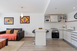 Apartamento, 1 cama queen-size e sofá-cama, varanda, vista para a montanha | Sala de estar | Smart TV de 43 polegadas com canais por cabo, televisor 