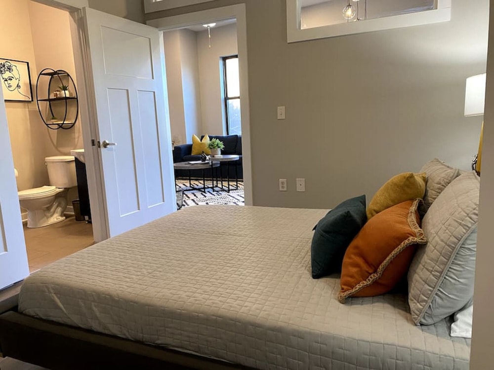 Lovely 2 Bedroom,3 Bed - Near Restaurants, Bars, Shopping + Vanderbilt & Belmont - Nashville, TN