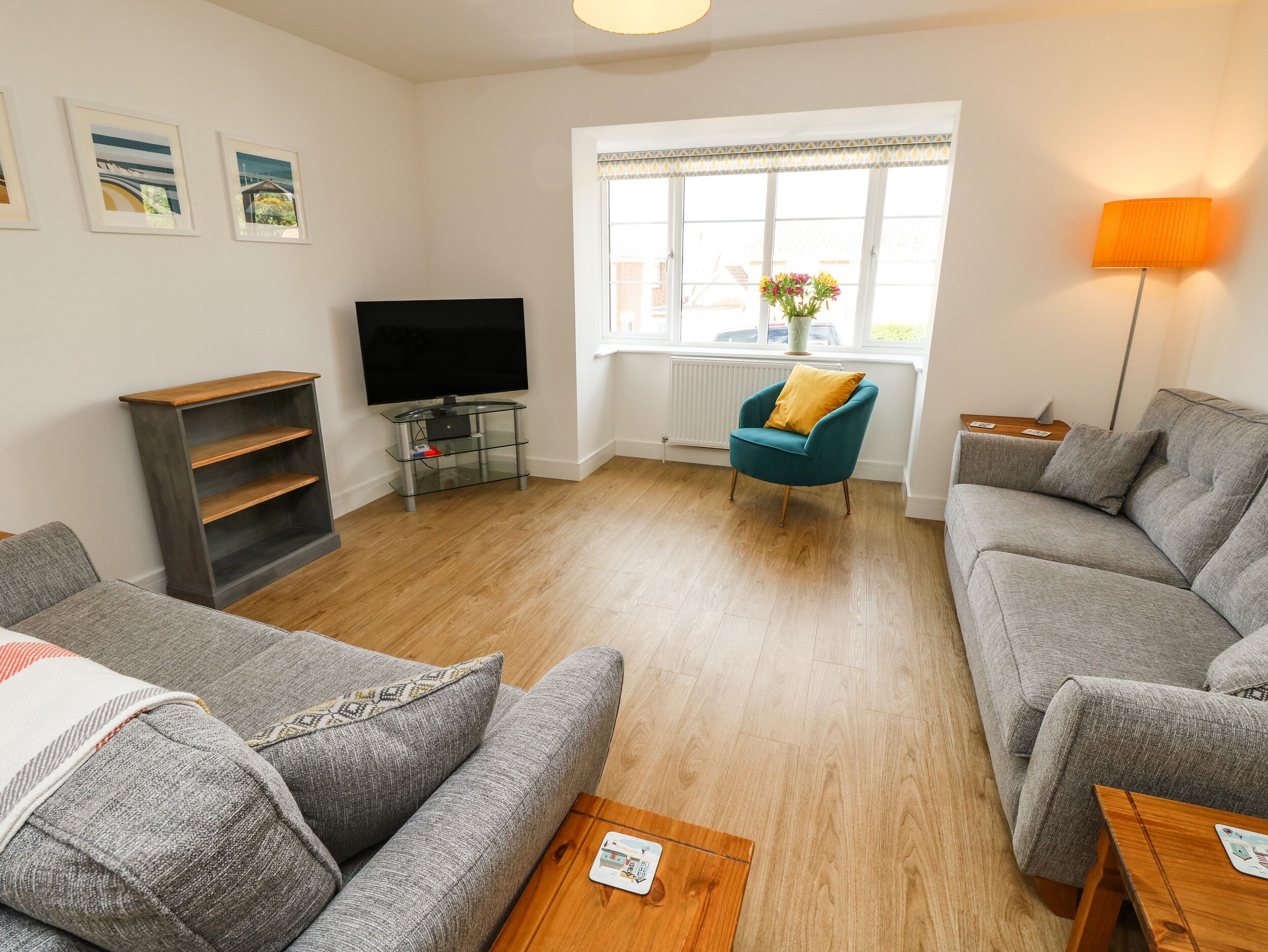 Larch Lodge, Pet Friendly, Character Holiday Cottage In Totland - Milford on Sea