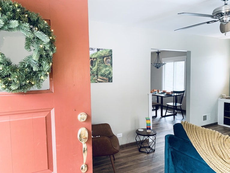 Earthy Hobbit Home W/ Privacy & Serenity - Near Wheaton College & Downtown - Wheaton