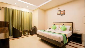 Quarto luxo | Escrivaninha, ferros/tábuas de passar roupa