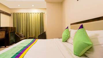 Quarto luxo | Escrivaninha, ferros/tábuas de passar roupa