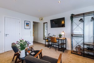 Estúdio luxo, vista para o pátio | Comodidades do quarto