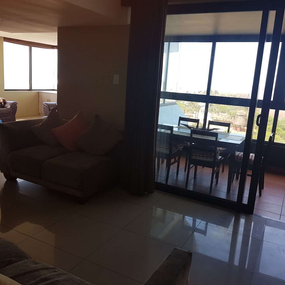 Luxury 3 Bed Overlooking Ushaka Marine World - Durban