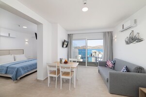 Junior Suite Sea View Outdoor Jaccuzzi | Área de estar | TV de tela plana