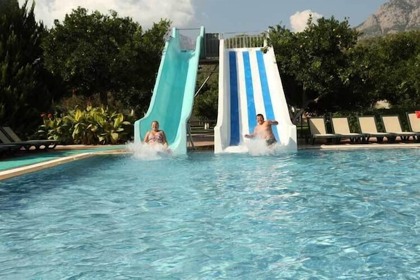 Piscina interior, 2 piscinas exteriores, espreguiçadeiras