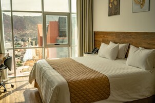 Suite Familiar | Edredões de penas, minibar, com decoração personalizada