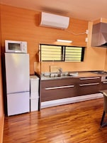 Vila família | Cozinha americana privada | Geladeira grande, micro-ondas, cooktop, lava-louças