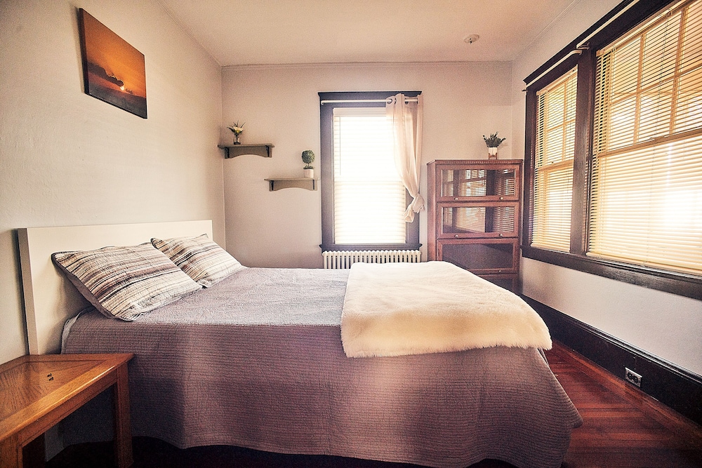 Charming 3 Bed With Large Backyard Close To Newport - Newport, RI